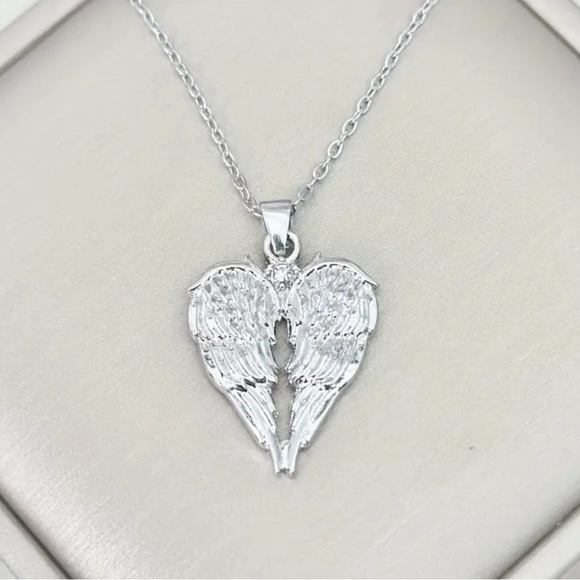 Pretty Angel | Jewelry | Nwt Elegant Angel Wings Heartshaped Pendant ...